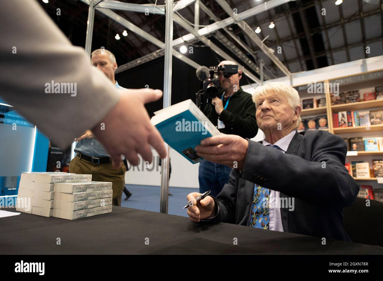 Stanley johnson book signing hi-res stock photography and images - Alamy