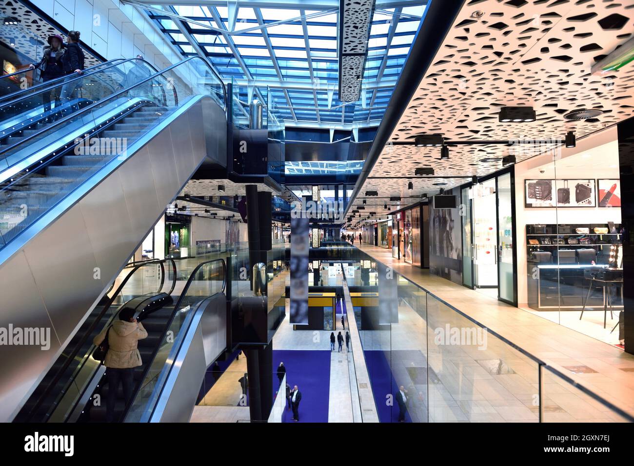 modern bright shopping mall indoor architecture Stock Photo - Alamy