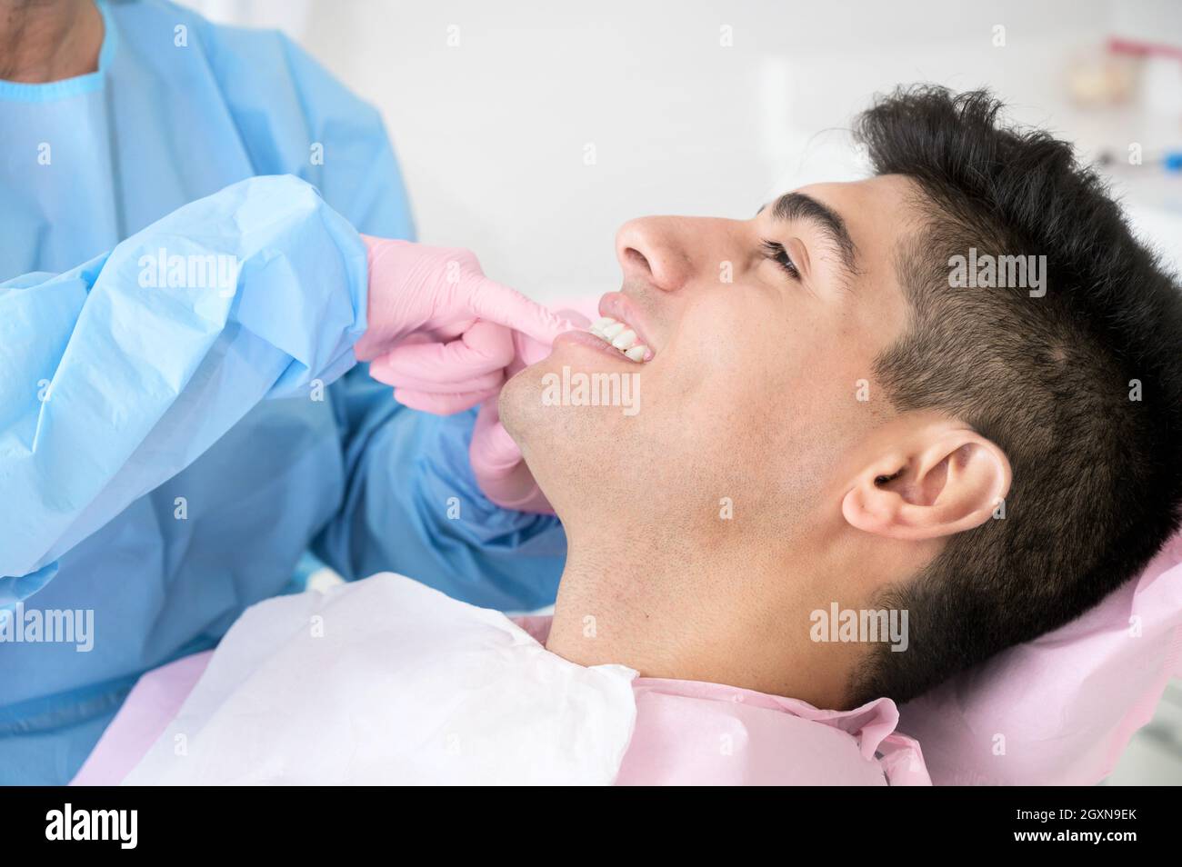 Doctor patient high quality hi-res stock photography and images - Alamy