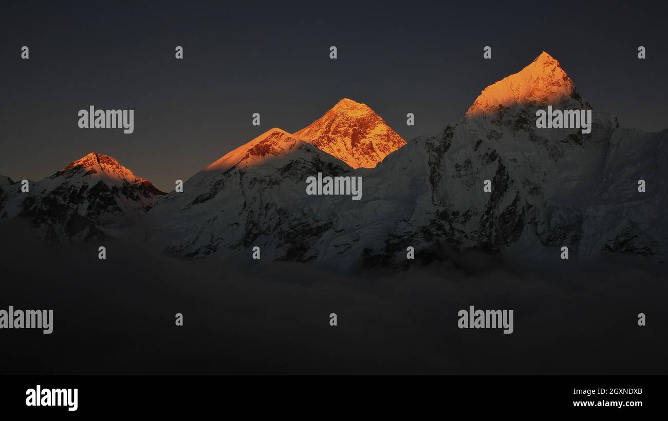 Khumbutse hi-res stock photography and images - Alamy