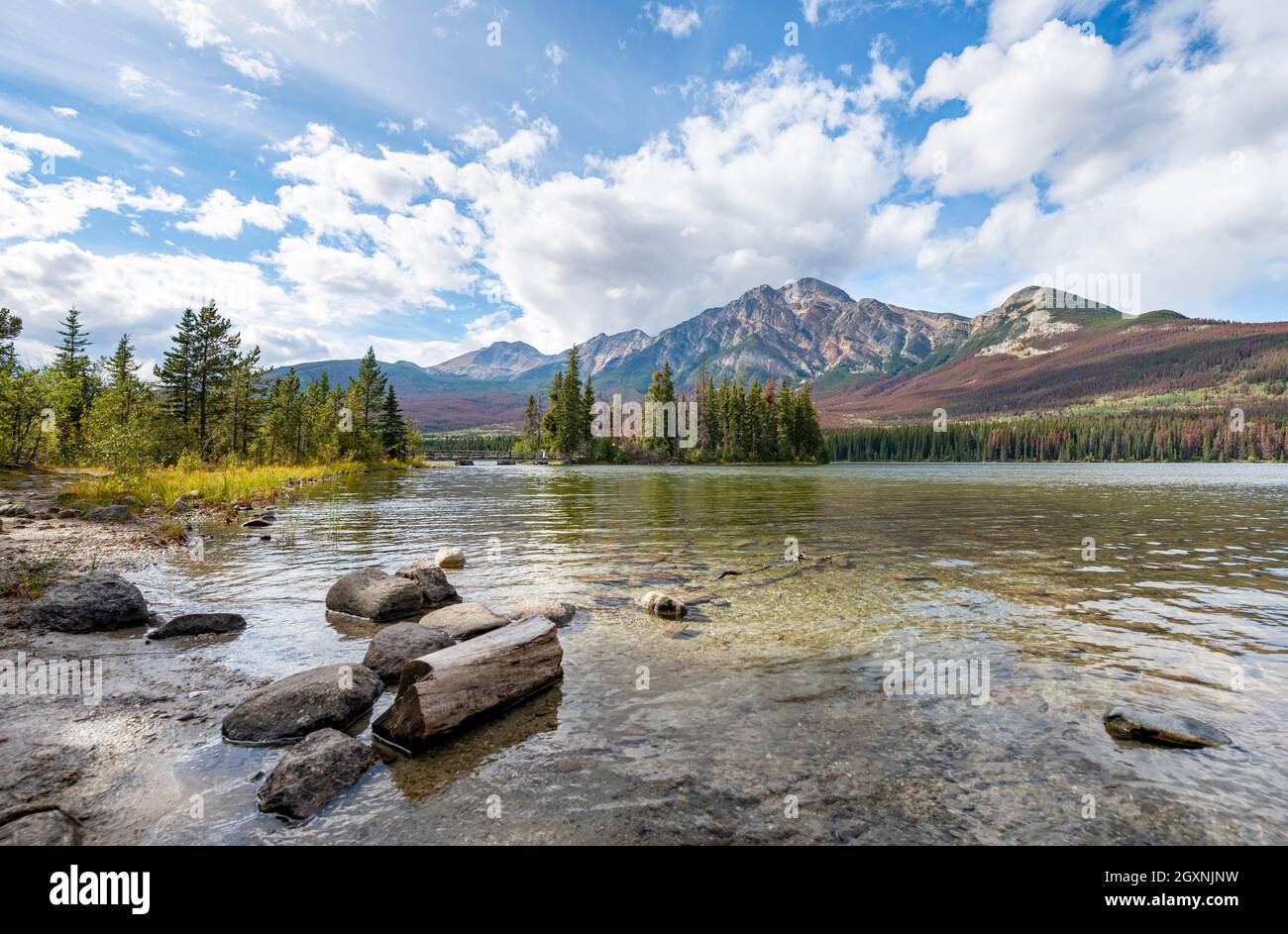 Lake Pyramid Lake with Pyramid Island, behind mountain peak Pyramid ...