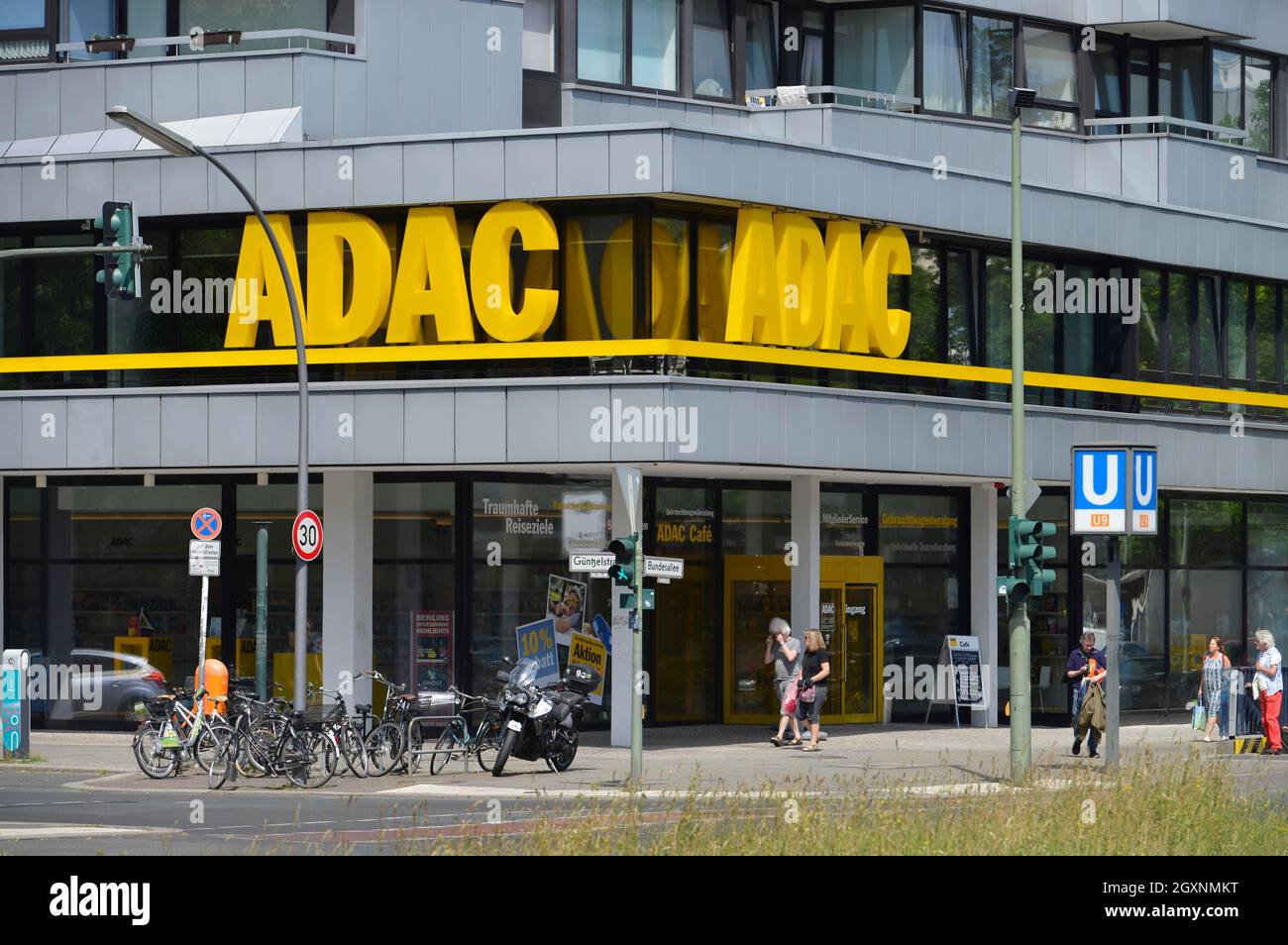 Adac logo hi-res stock photography and images - Alamy