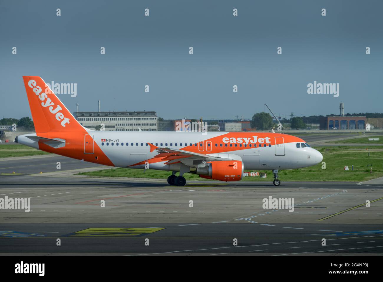 Easyjet lettering hi-res stock photography and images - Alamy