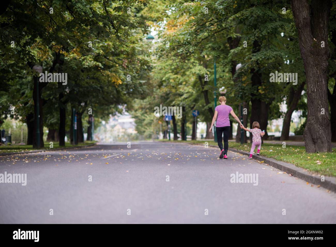 Mom daughter running race High Resolution Stock Photography and Images ...