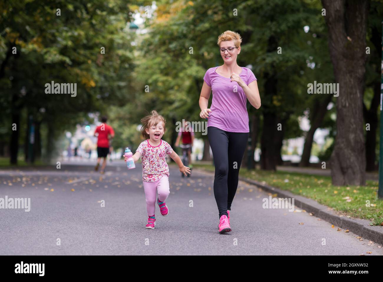 Mom daughter running race hi-res stock photography and images - Alamy