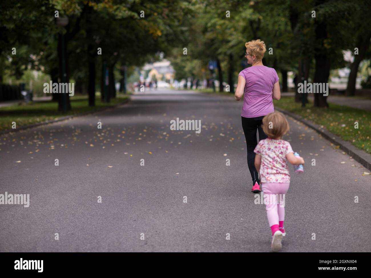 Mom daughter running race hi-res stock photography and images - Alamy