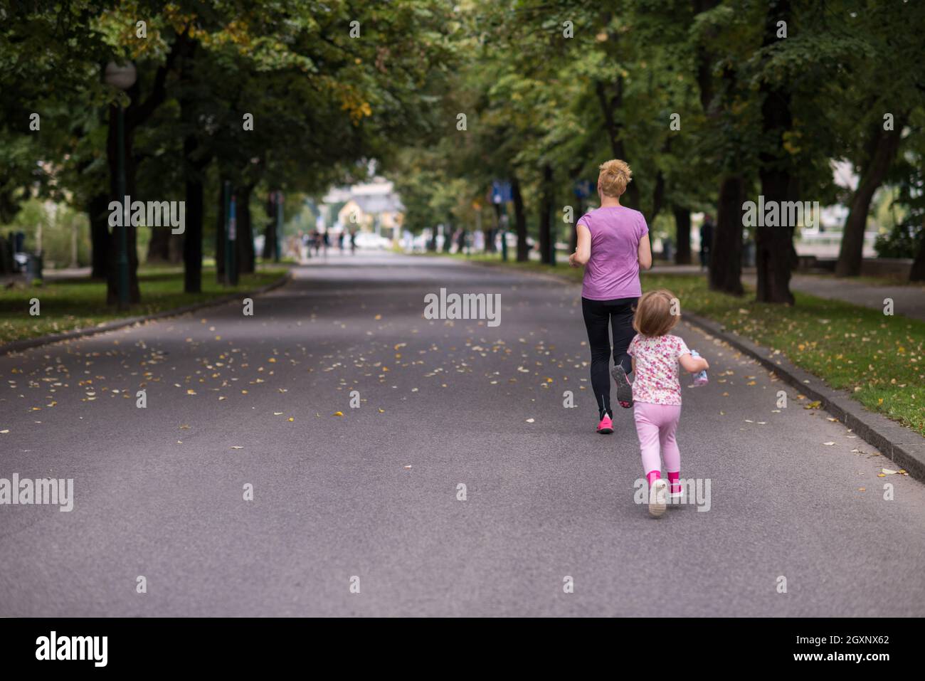 Mom daughter running race hi-res stock photography and images - Alamy