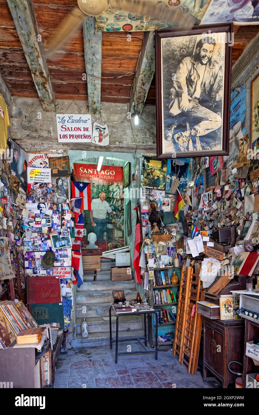 Small shop with picture Ernesto Che Guevara and vileen small photos ...