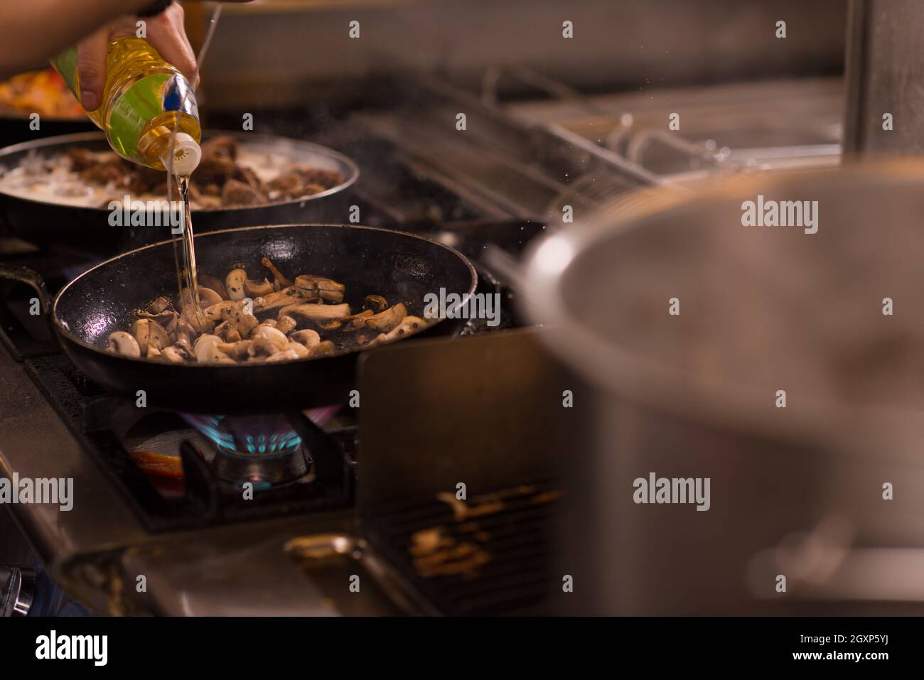 Master wok hi-res stock photography and images - Alamy