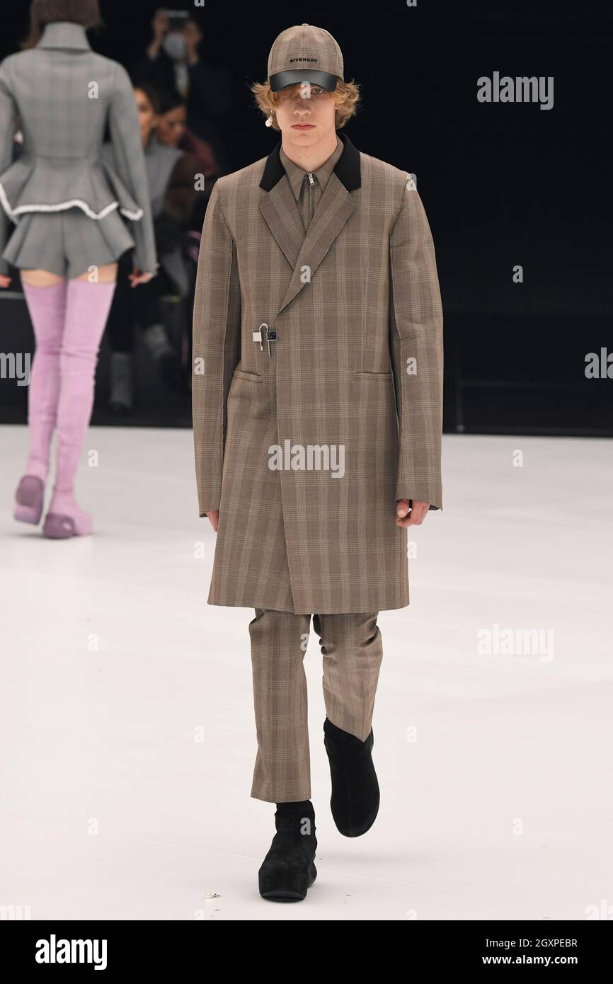 Paris, Frankreich. 03rd Oct, 2021. GIVENCHY SS22 runway during Paris ...