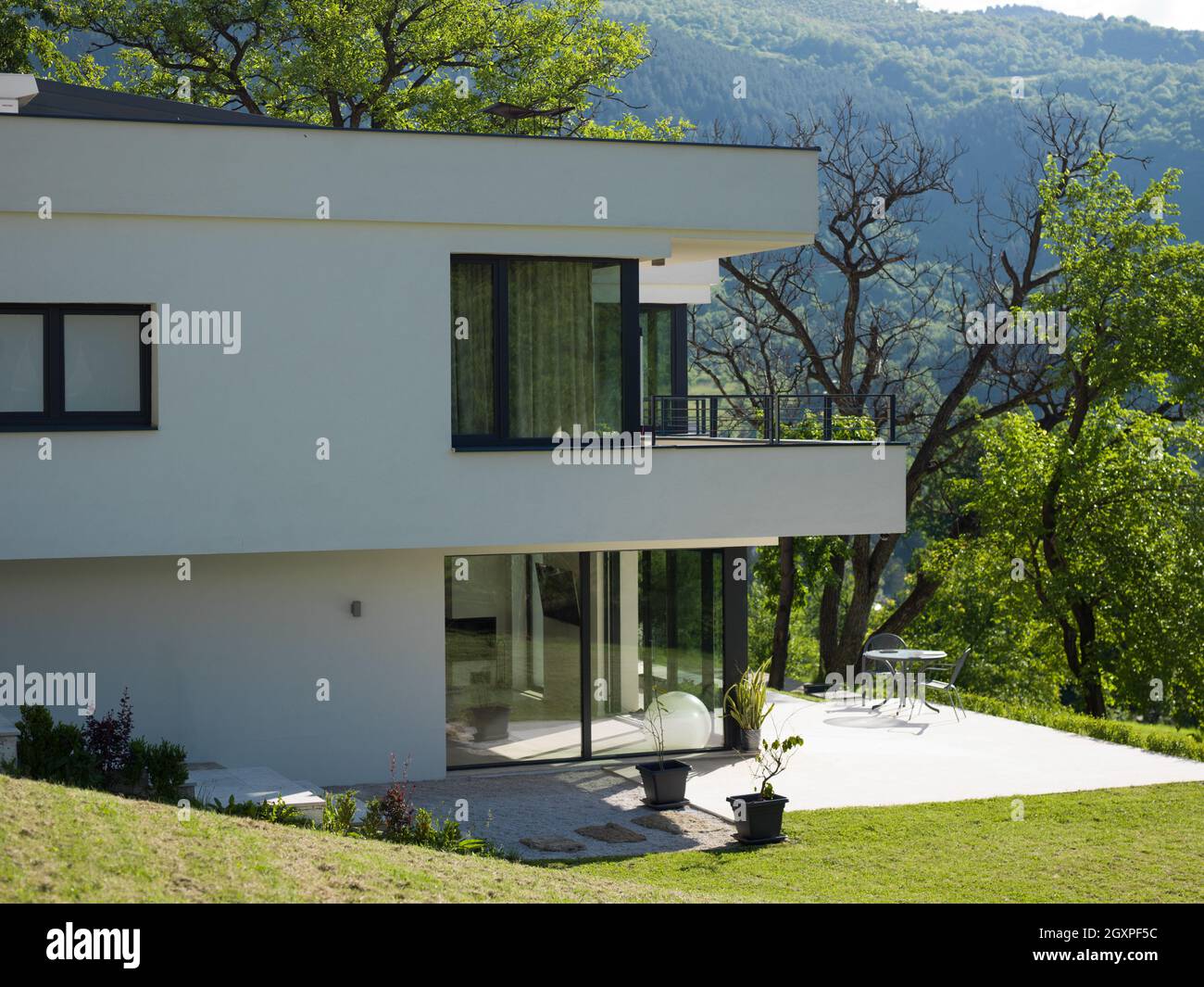 Exterior of modern luxury Villa Stock Photo - Alamy