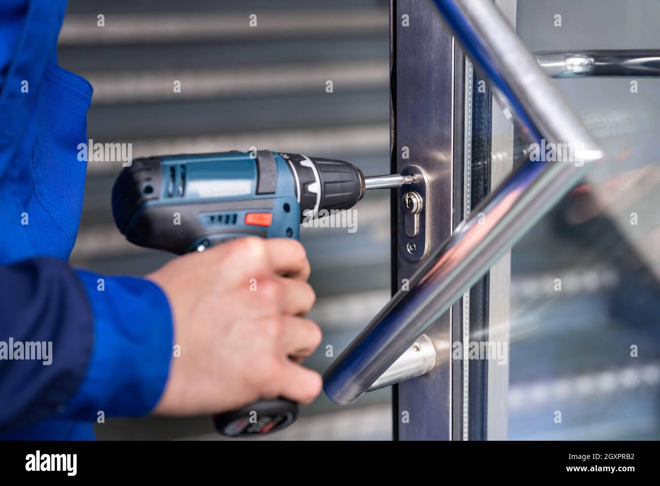 Locksmith man hi-res stock photography and images - Alamy