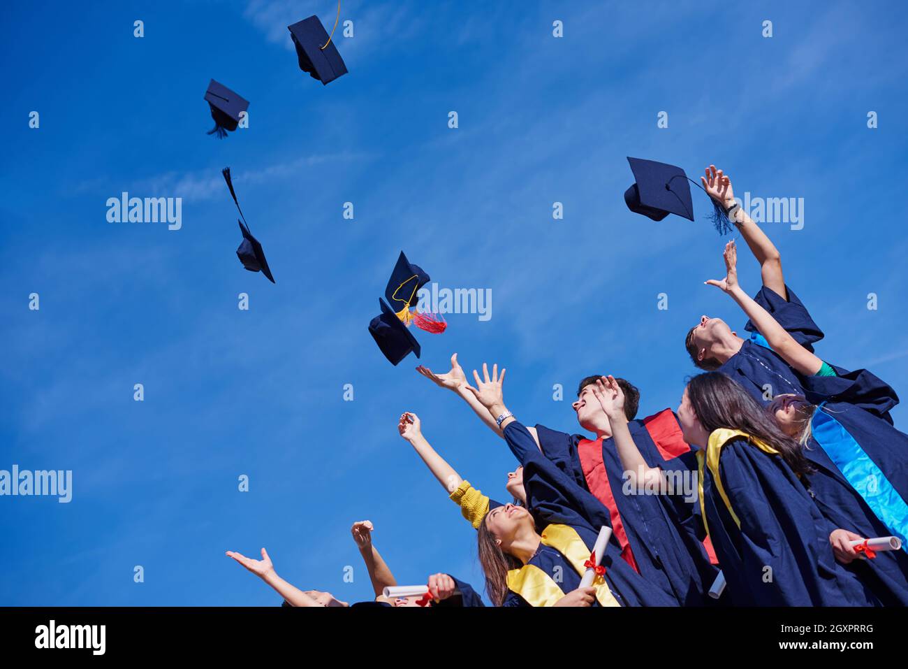Students throwing their hats hi-res stock photography and images - Alamy