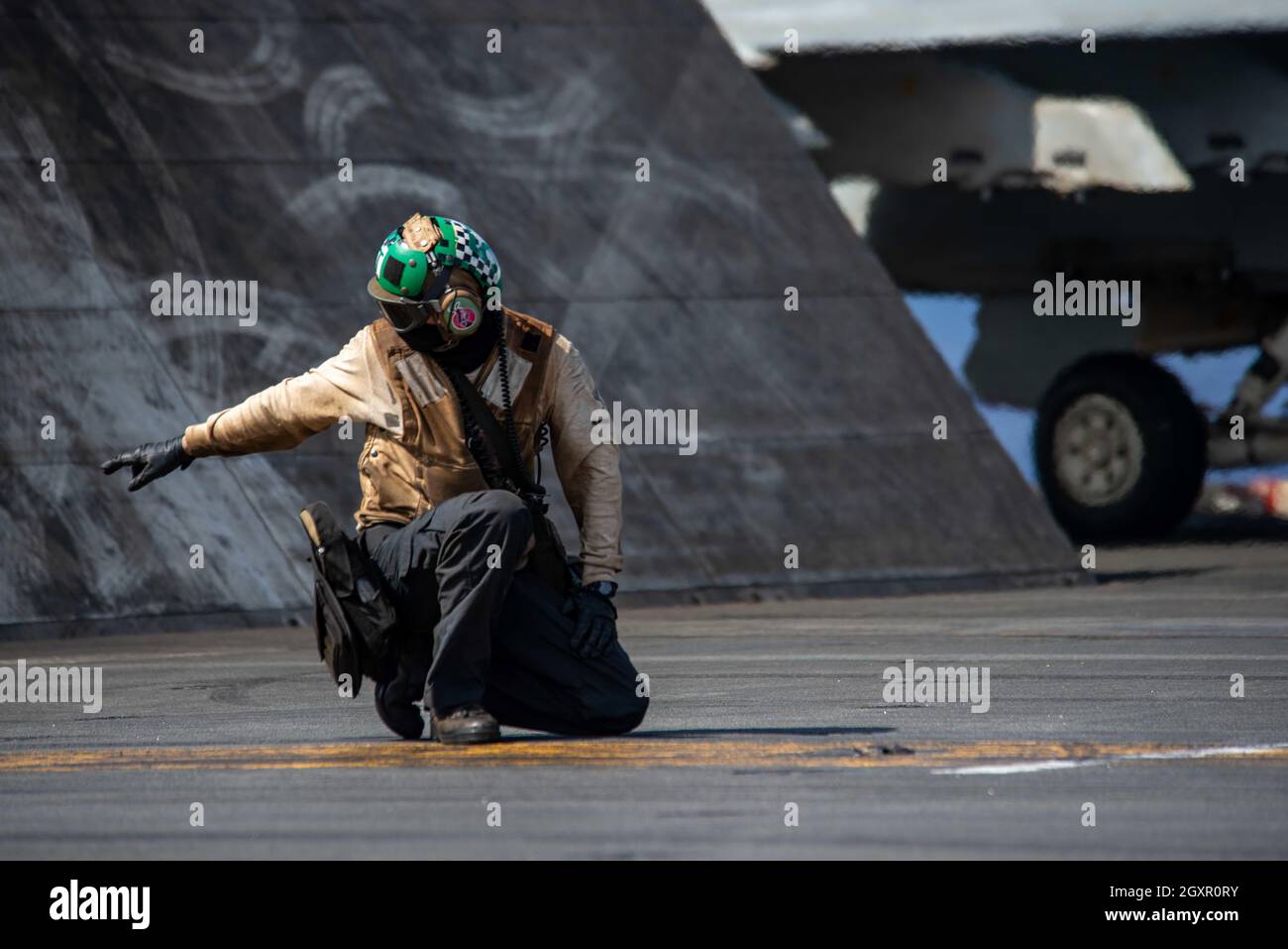 211005-N-DW158-1020 PHILIPPINE SEA (Oct 5, 2021) Aviation Electronics ...