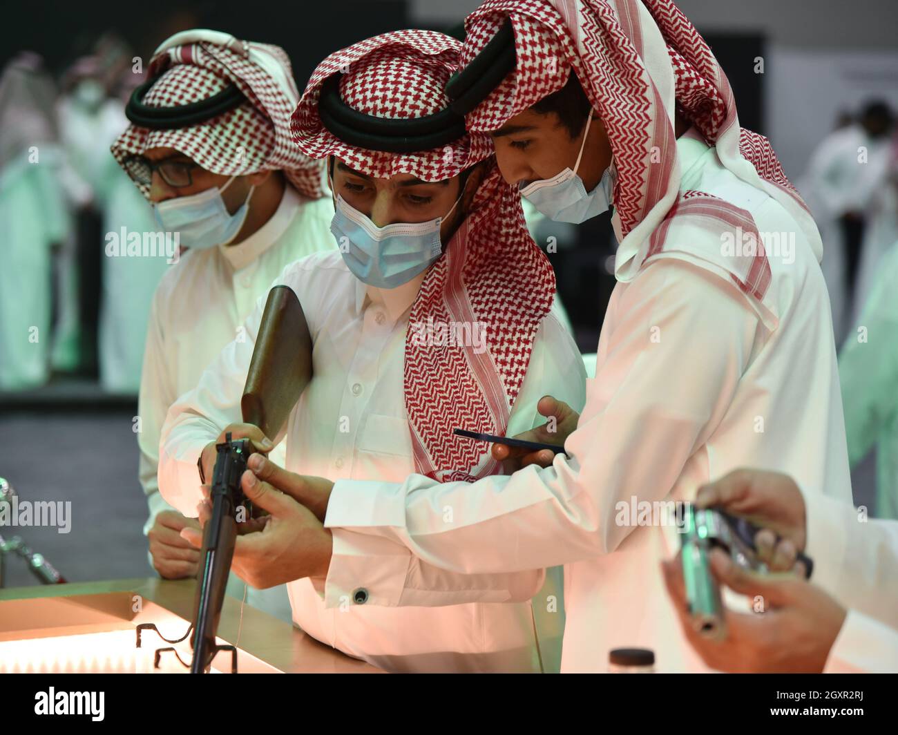 Riyadh, Saudi Arabia. 5th Oct, 2021. Visitors look at guns during the ...