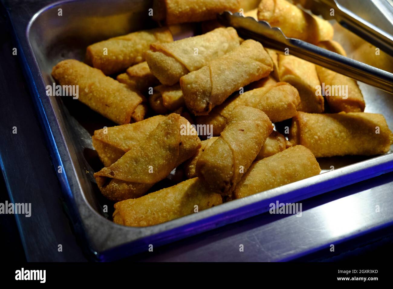 Crispy Chinese fried egg rolls in buffet tray at restaurant Stock Photo ...