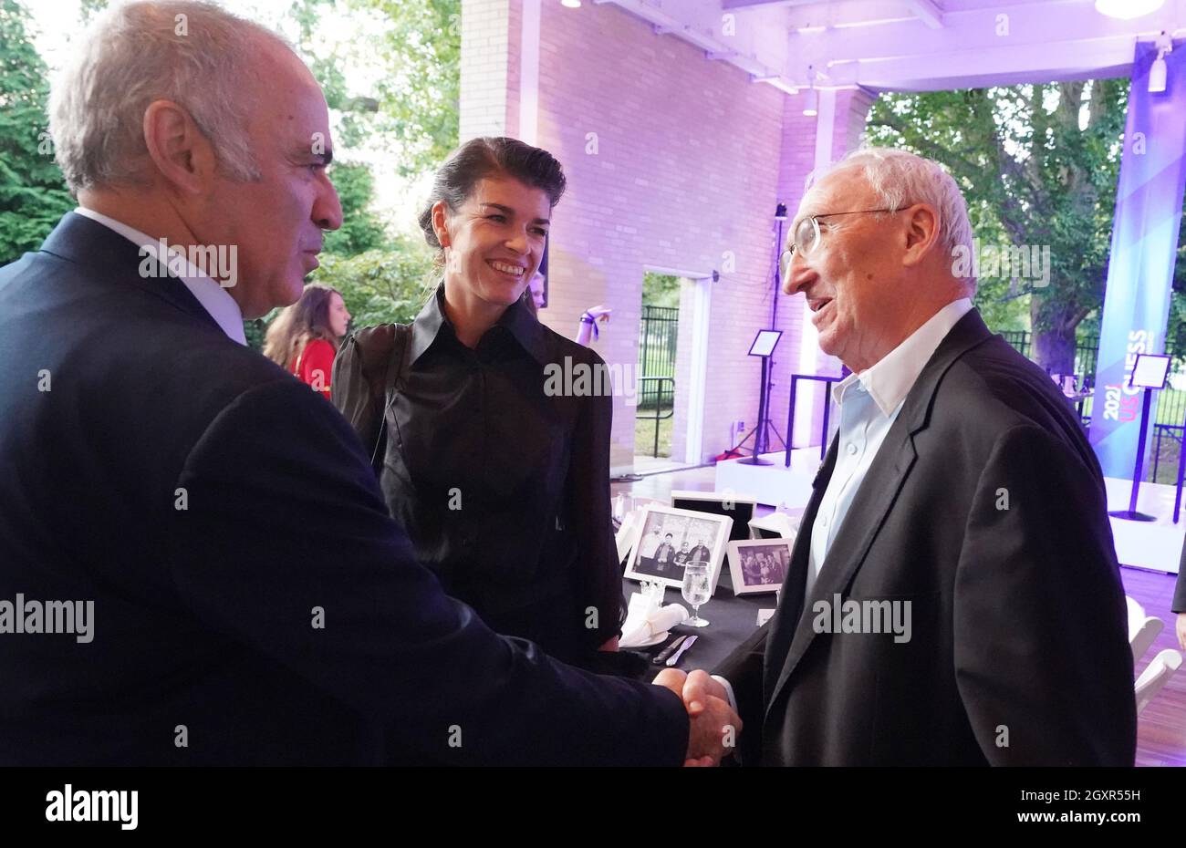 St. Louis, United States. 05th Oct, 2021. Rex Sinquefield (R) shakes ...