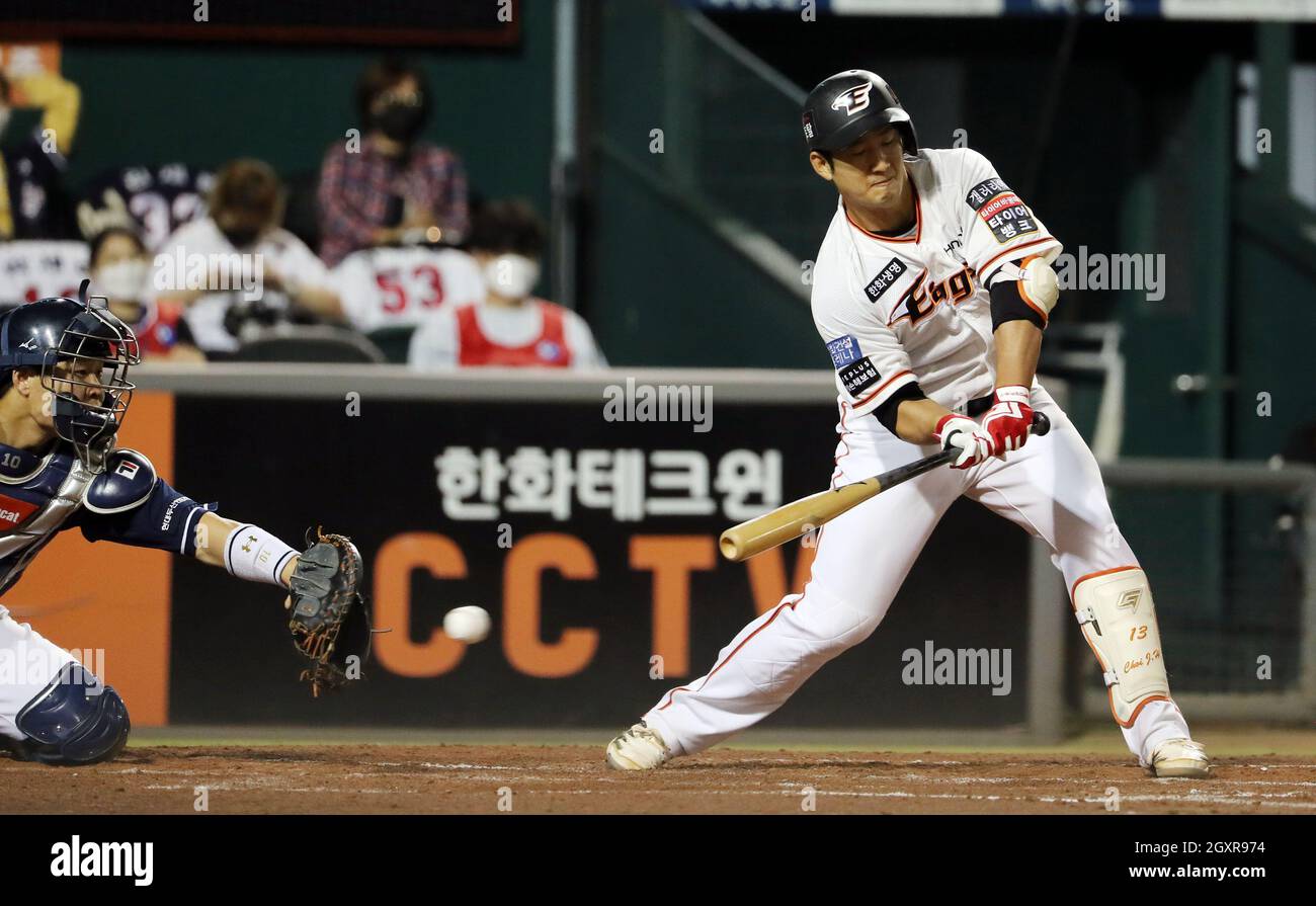 06th Oct, 2021. Hanwha Eagles' Choi Jae-hoon Choi Jae-hoon of Hanwha Eagles swings his bat ...