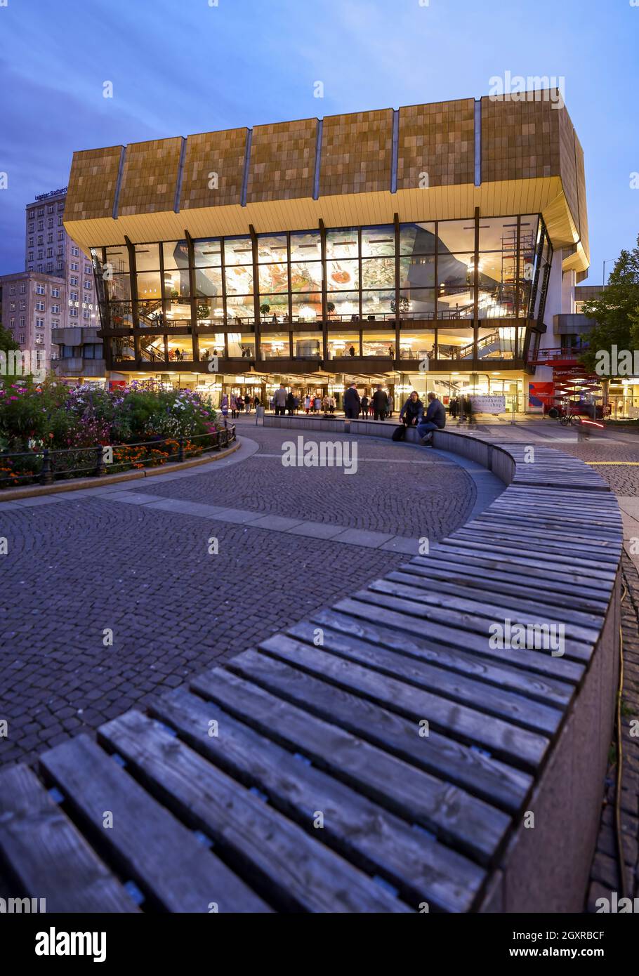 Leipzig, Germany. 04th Oct, 2021. Passers-by and guests walk across ...