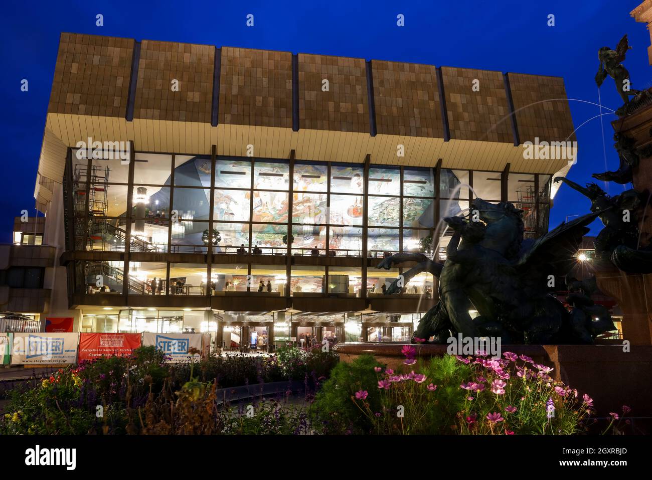 Leipzig, Germany. 04th Oct, 2021. Guests stand in the Leipzig ...