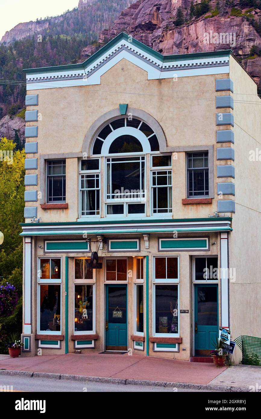 Small town storefront empty and closed with mountains Stock Photo - Alamy