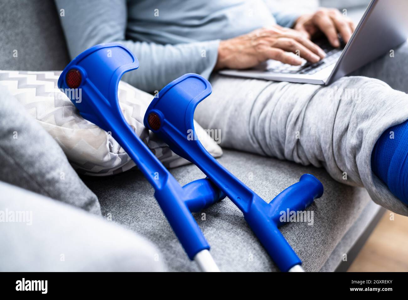 Injured Man With Broken Leg In Cast Stock Photo - Alamy