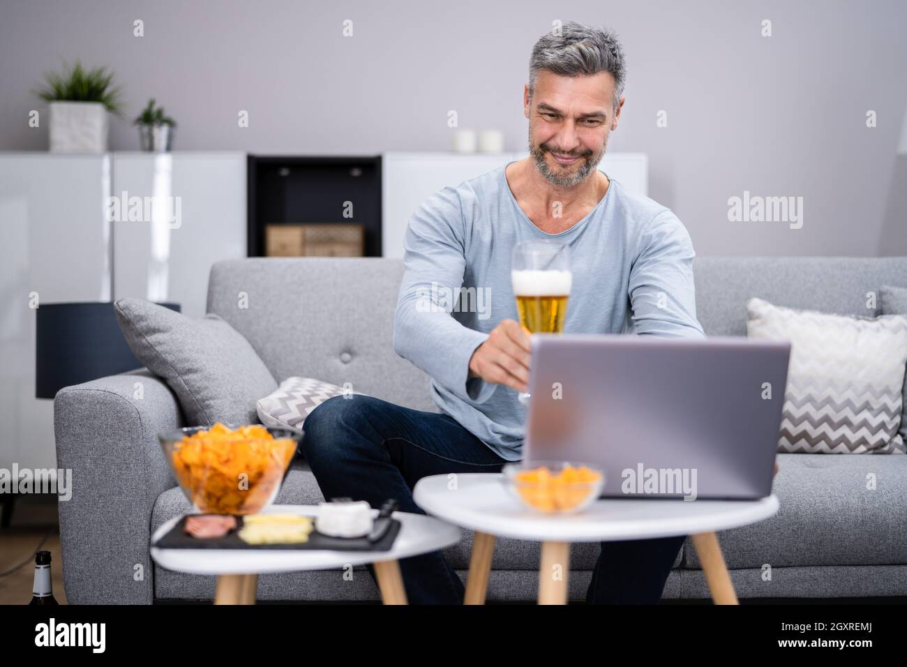 Virtual Online Beer Drinking Event And Video Conference Stock Photo - Alamy
