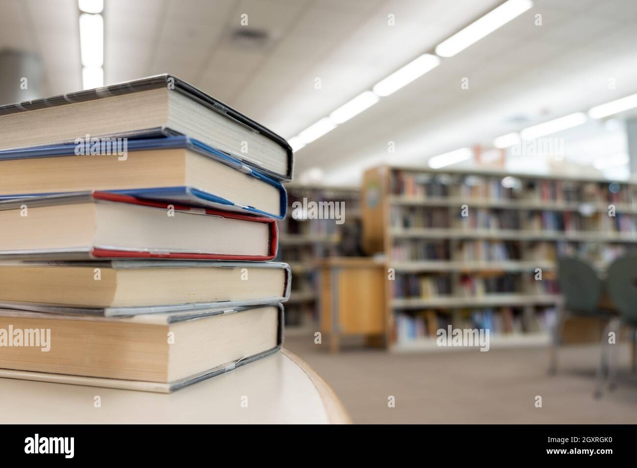 Library table study hi-res stock photography and images - Alamy