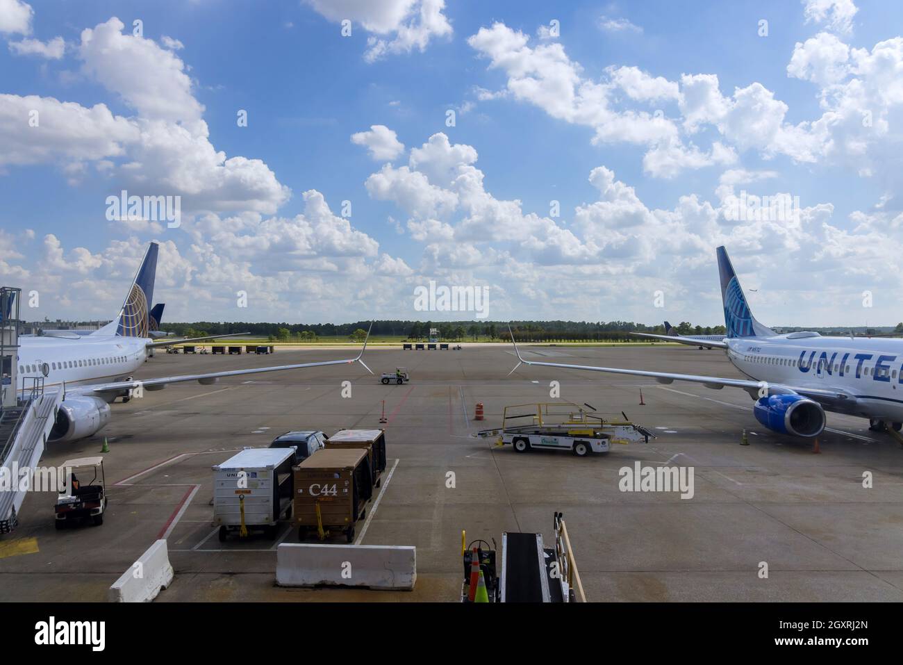 Airport steps vehicle hi-res stock photography and images - Alamy