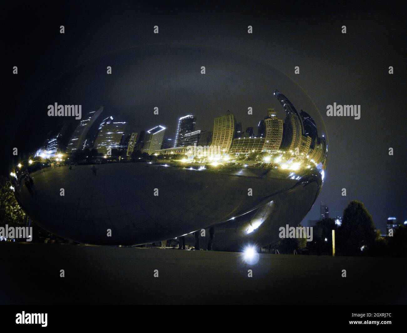 The Bean's reflection shows Chicago lit up at night Stock Photo - Alamy