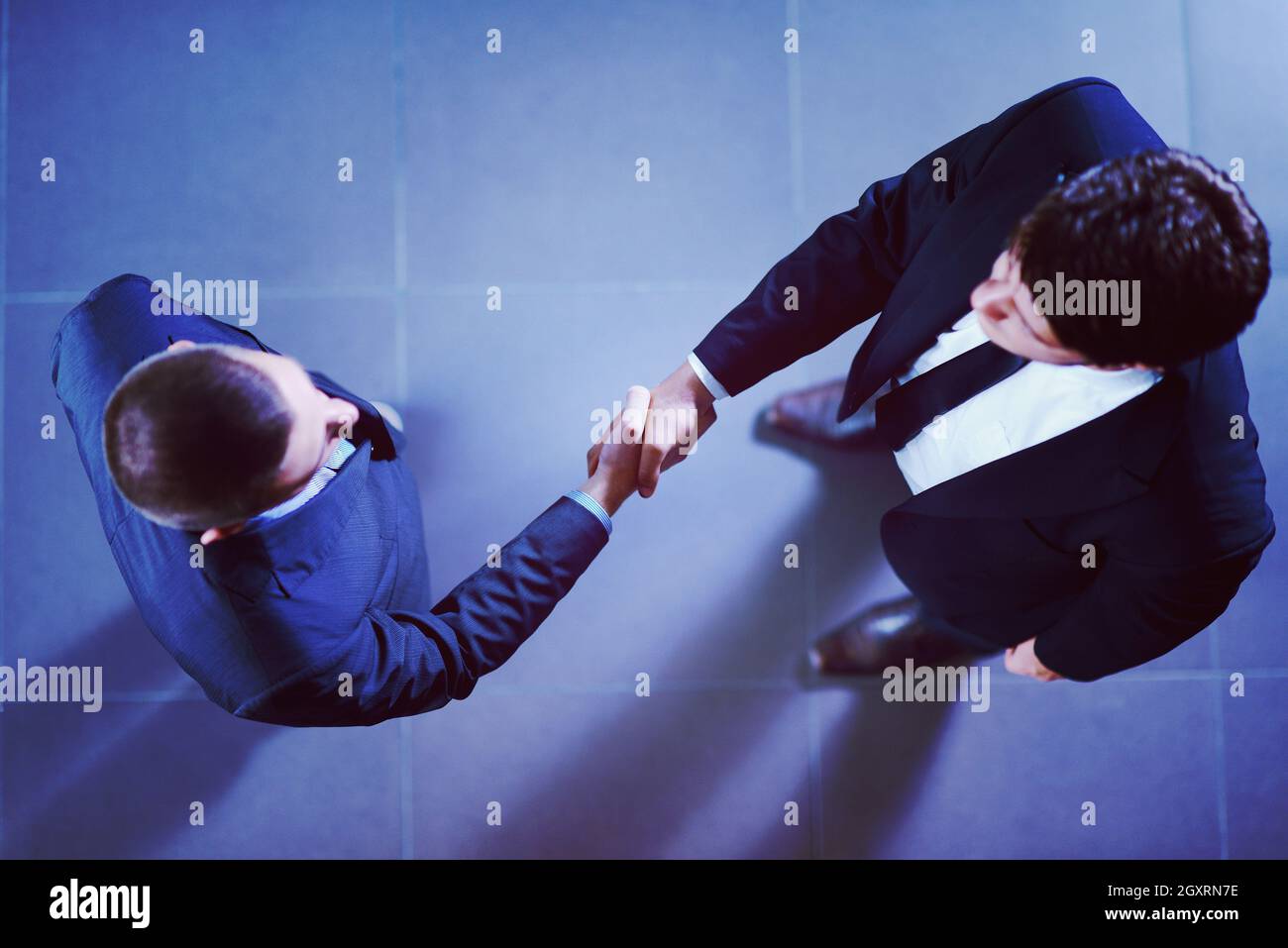 business people shaking hands make deal and sign contract Stock Photo ...