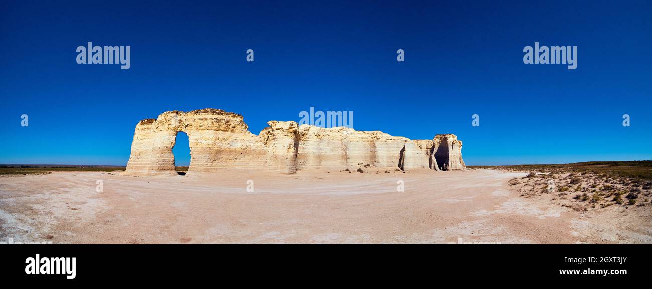 Panorama of large wavy white rocks in middle of flat desert Stock Photo ...