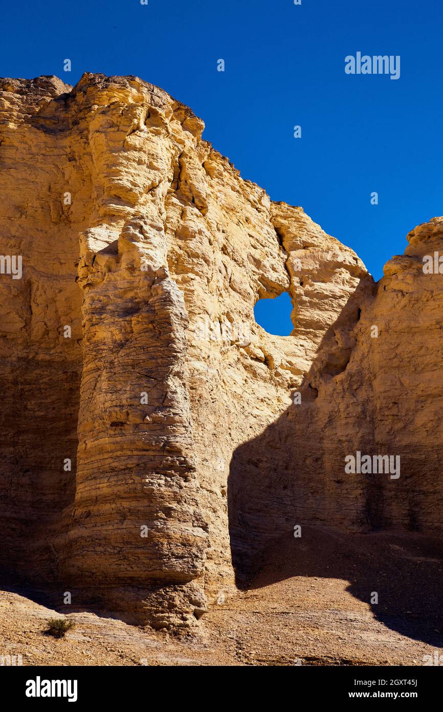 Wavy thin stone pillars of white rock in desert Stock Photo - Alamy