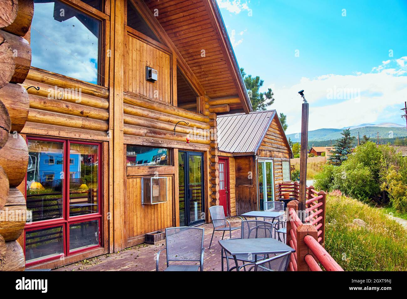 Modern log cabin exterior hi-res stock photography and images - Alamy