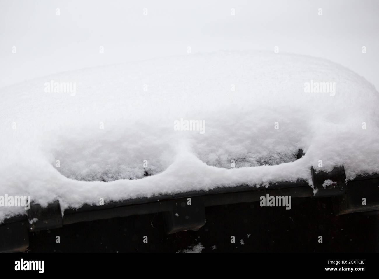 Thick snow piled on a black garbage can Stock Photo - Alamy