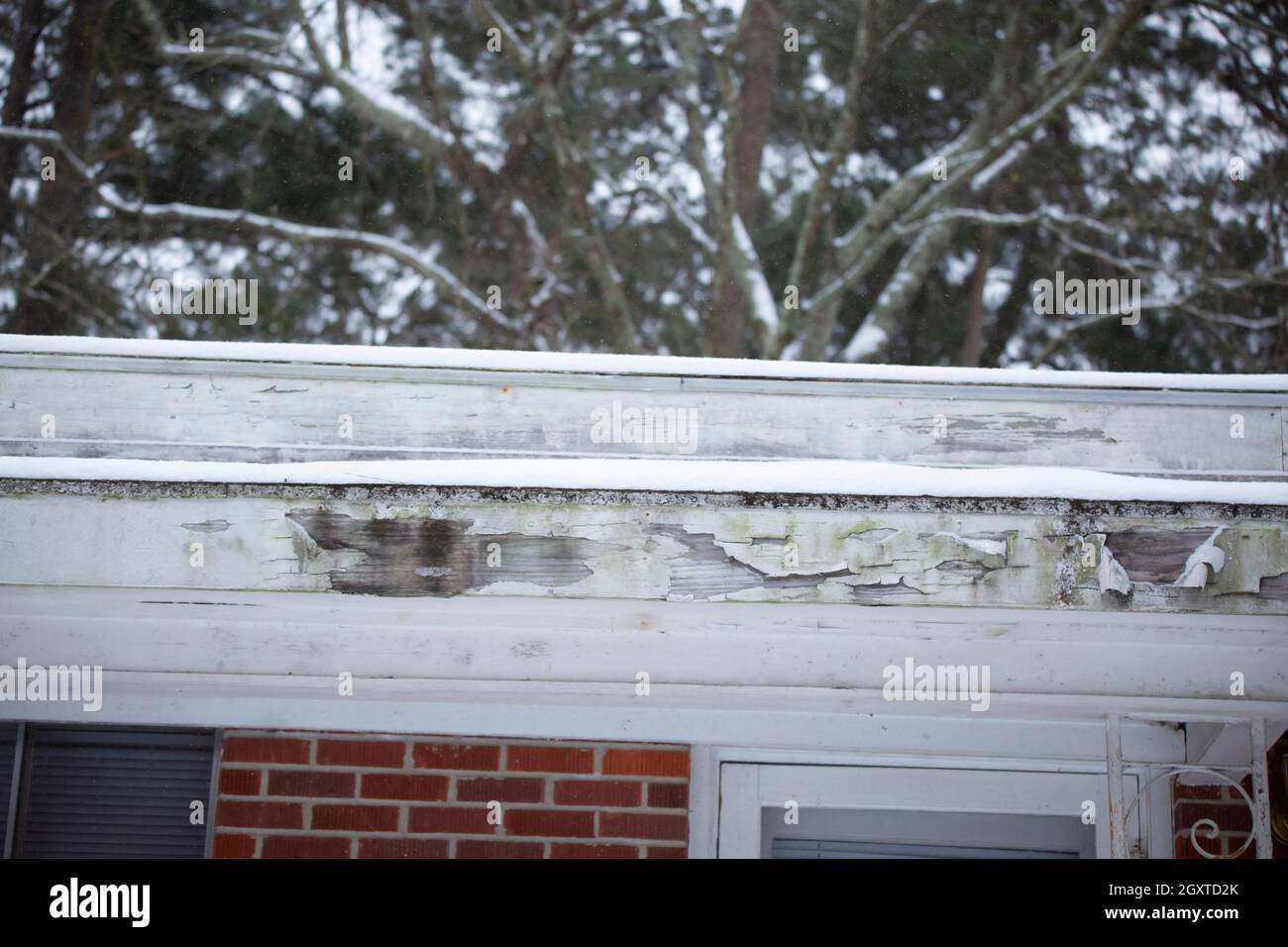Snow on the roof of a red brick house Stock Photo - Alamy