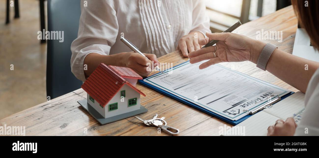 Pen keys documents hi-res stock photography and images - Alamy