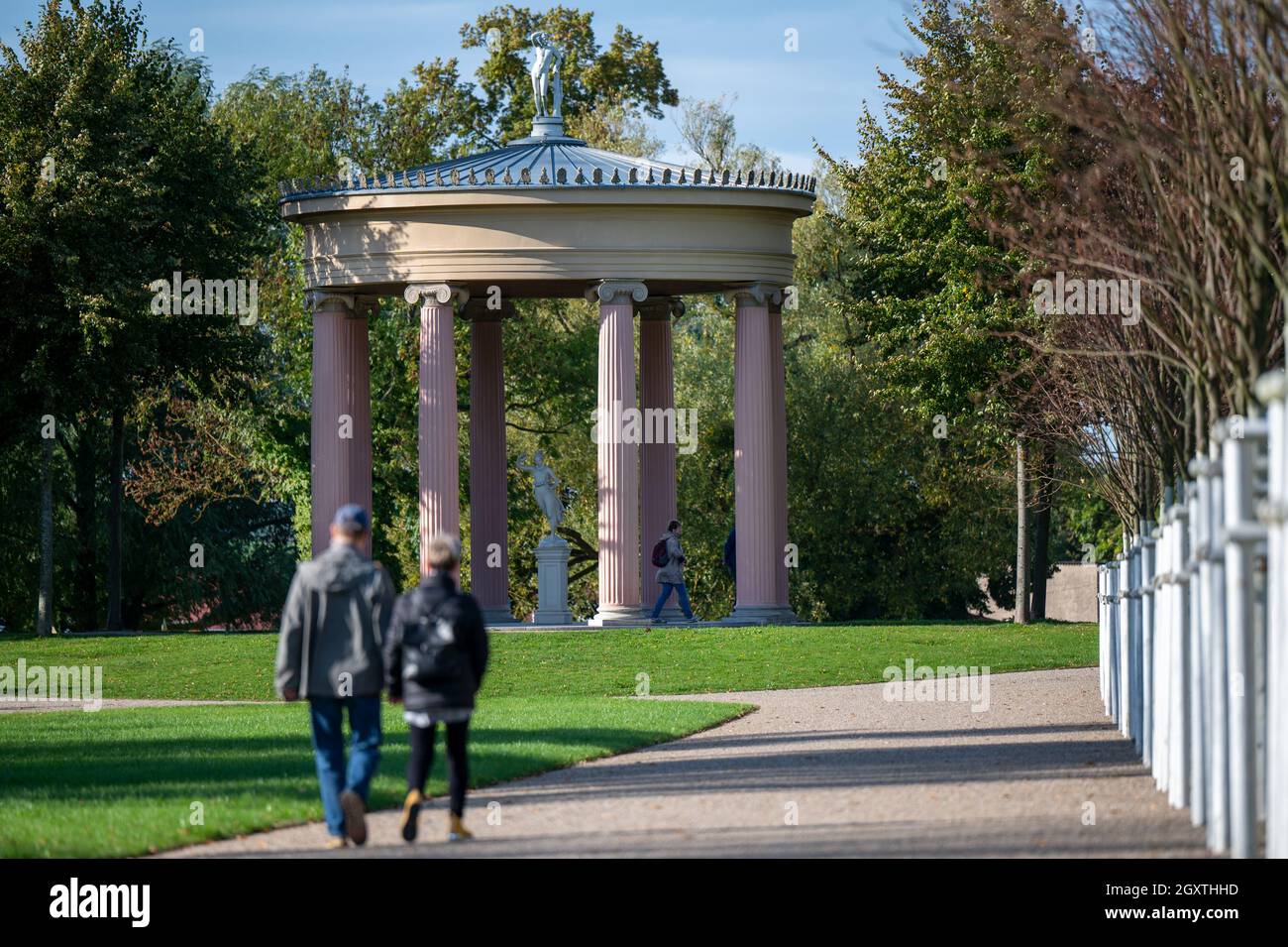 Neustrelitz, Germany. 01st Oct, 2021. Two strollers walk through the ...