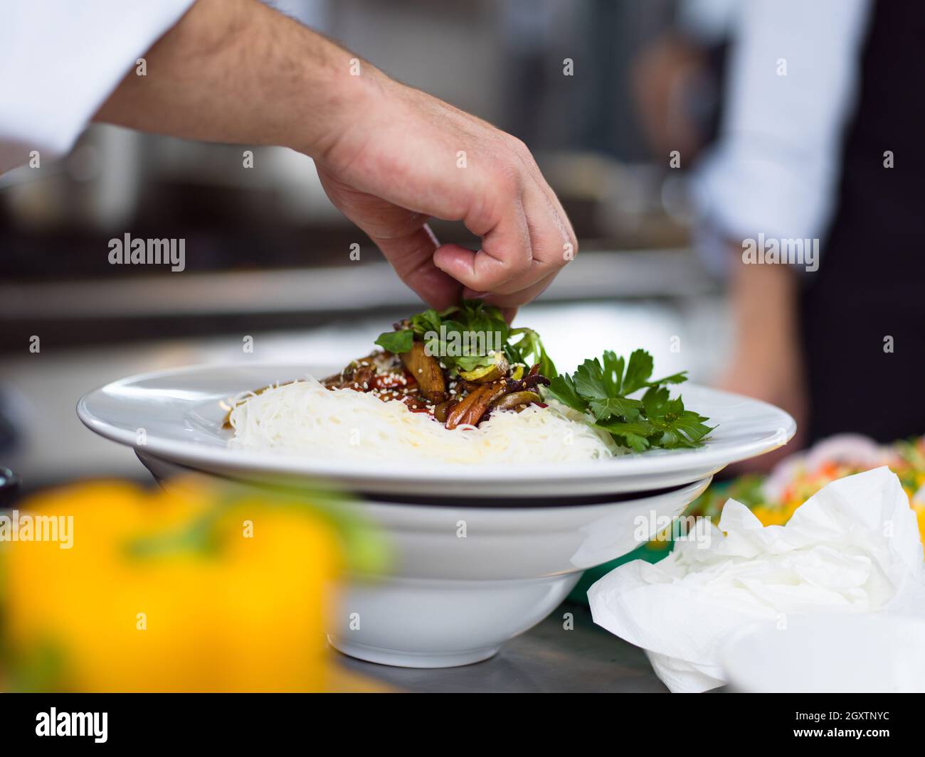 Chef hands serving spaghetti on restaurant kitchen Stock Photo - Alamy