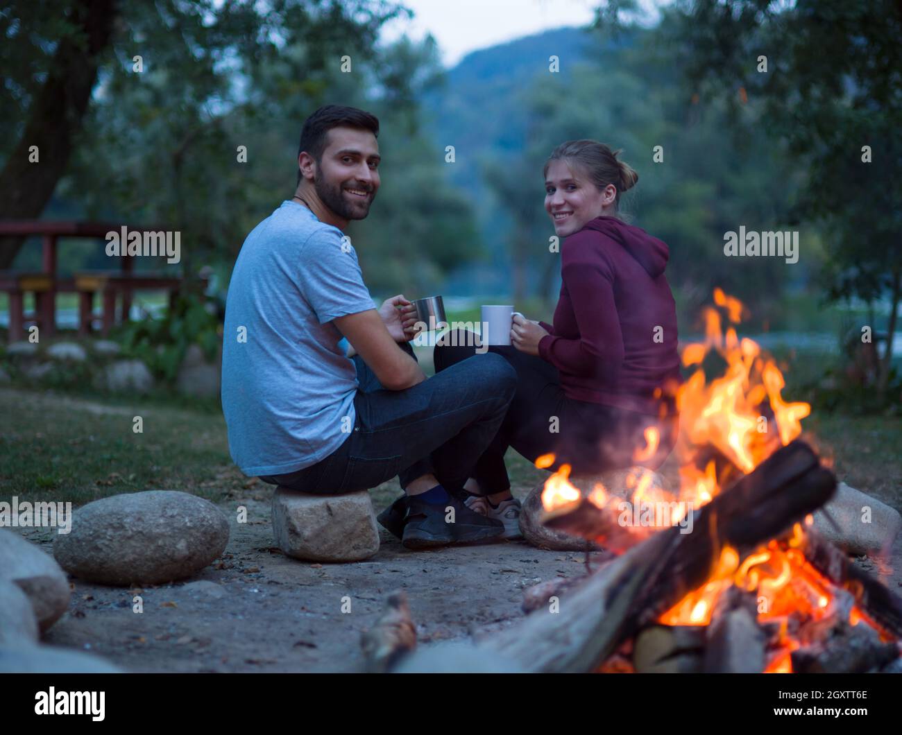 Couple around a campfire hi-res stock photography and images - Alamy