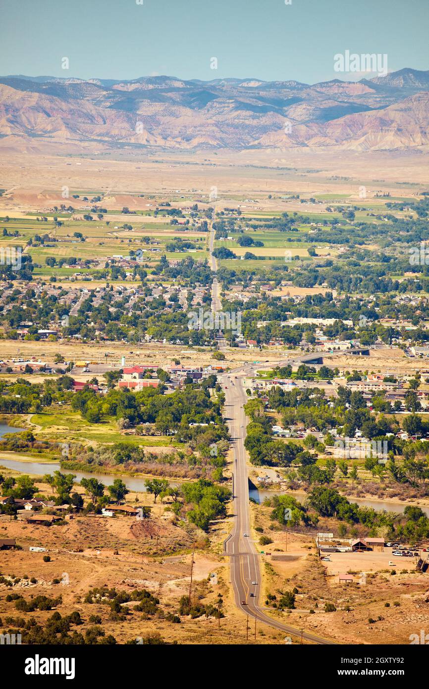 City landscape with mountains hi-res stock photography and images - Alamy
