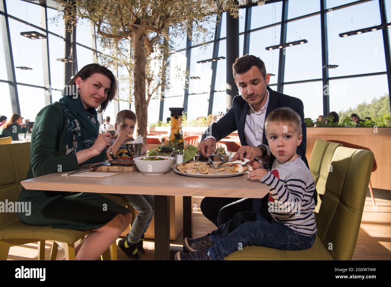 Children mother father restaurant hi-res stock photography and images ...