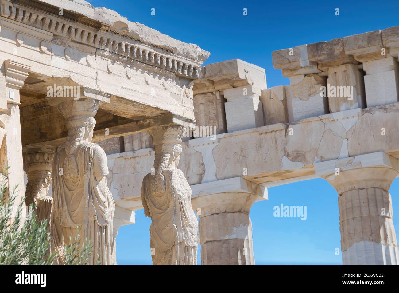the Caryatids look at the Parthenon. Acropolis, Athens, Greece Stock ...