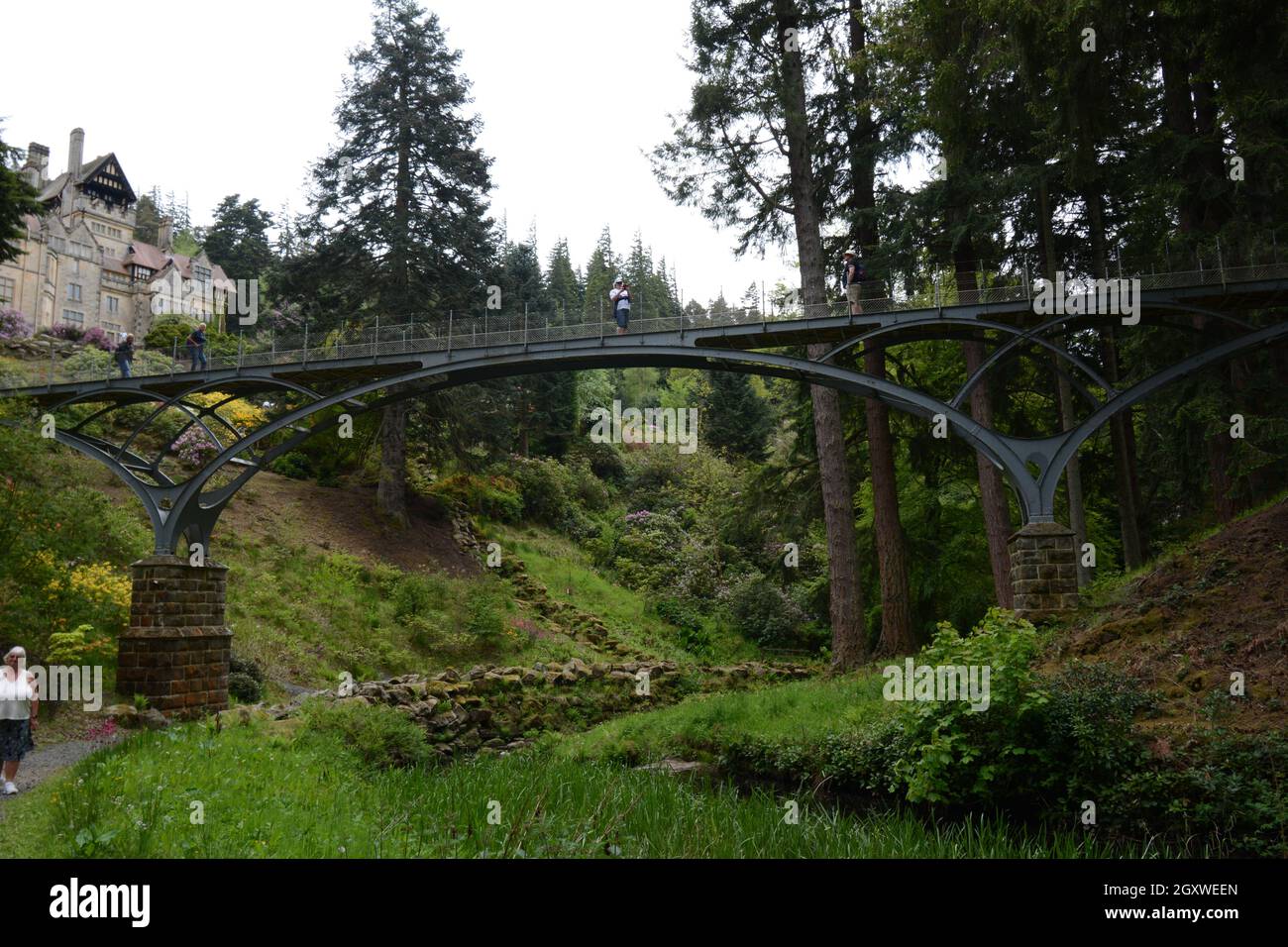Lakes and bridges in the countryside hi-res stock photography and ...