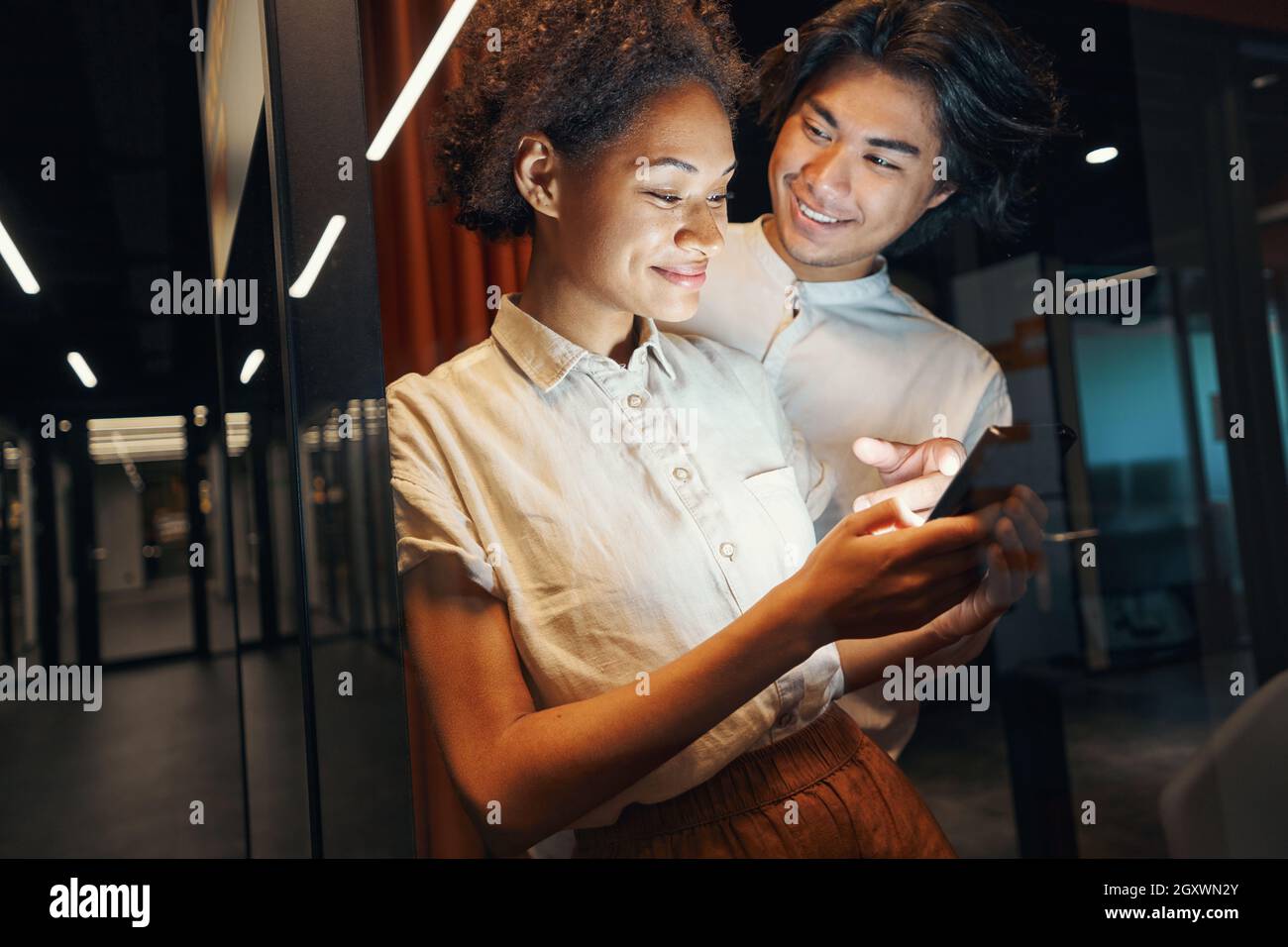 Smiling news conference hi-res stock photography and images - Alamy