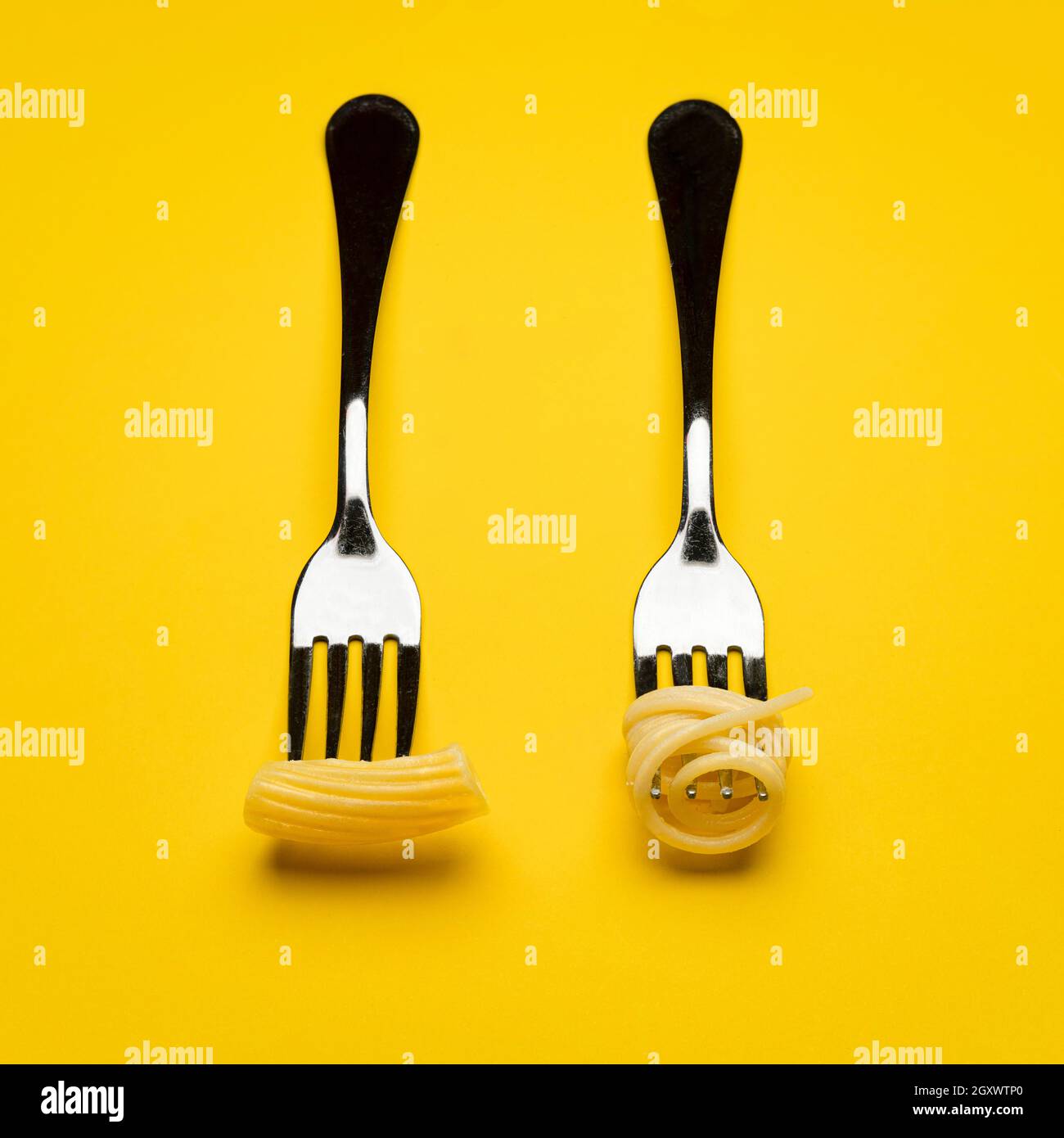 Two forks spaghetti hi-res stock photography and images - Alamy