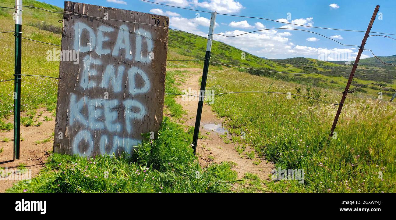 Dead End Keep Out Sign On Wire Fence At Dirt Road Stock Photo - Alamy