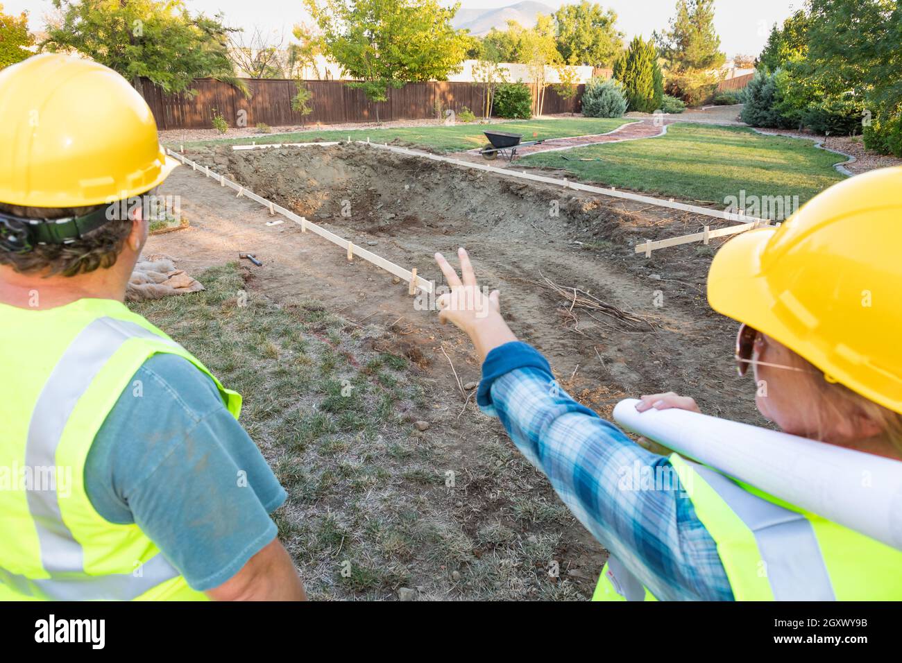 Pool construction workers hi-res stock photography and images - Alamy