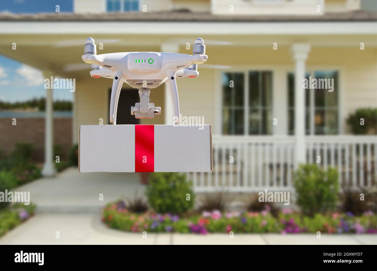 Drone home delivery hi-res stock photography and images - Alamy