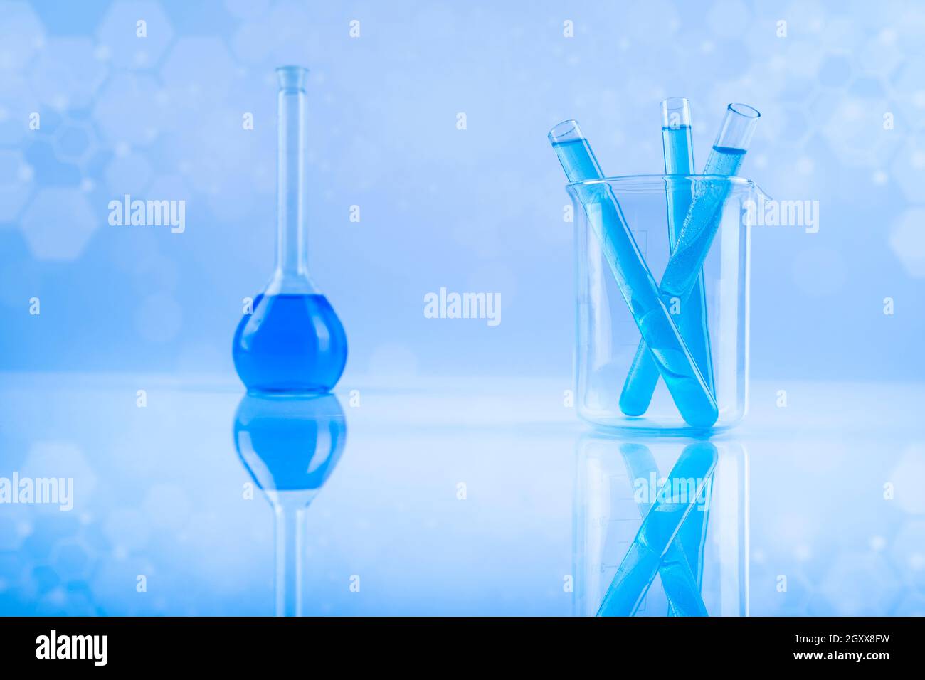 Glassware laboratory hi-res stock photography and images - Alamy